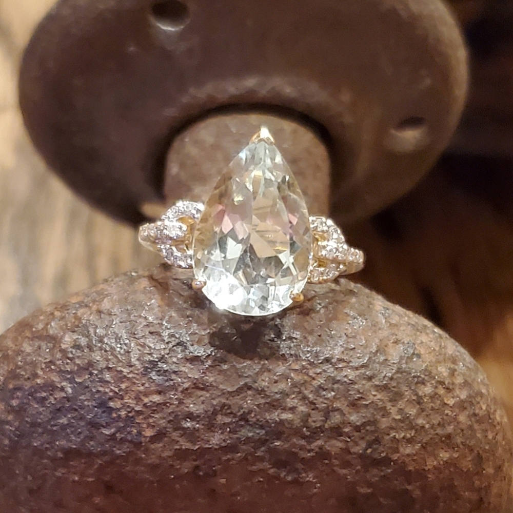 Light Green Stone and .09ctw Diamond Ring | Dynasty Jewelry and Loan